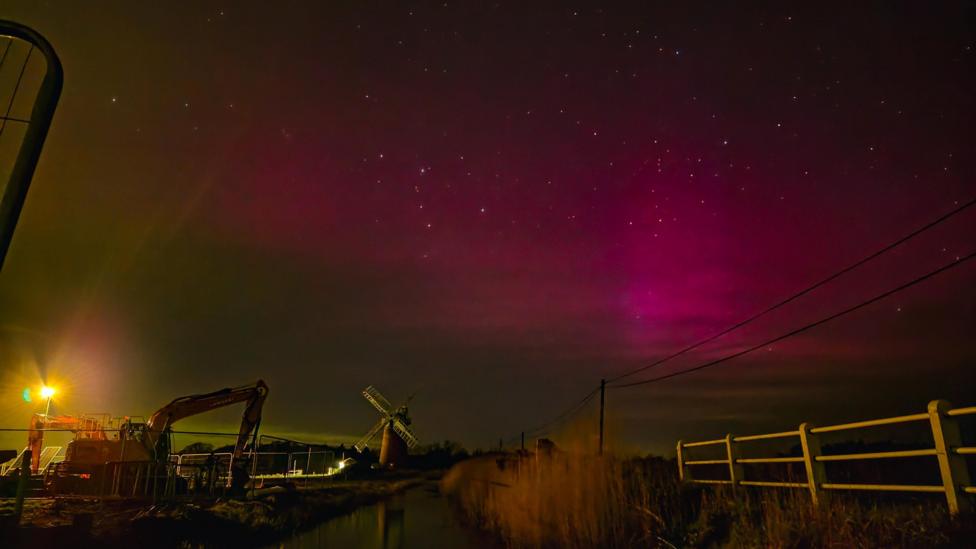 Sky meets sea: Northern Lights captured over coast - BBC News