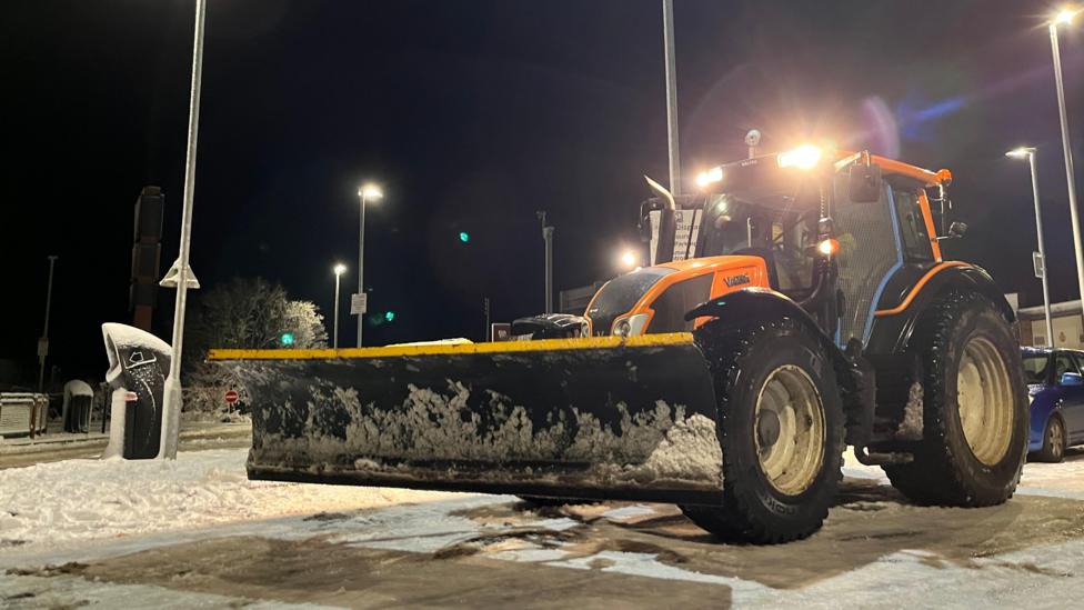 Snow in Devon and Cornwall causes severe delays - BBC News