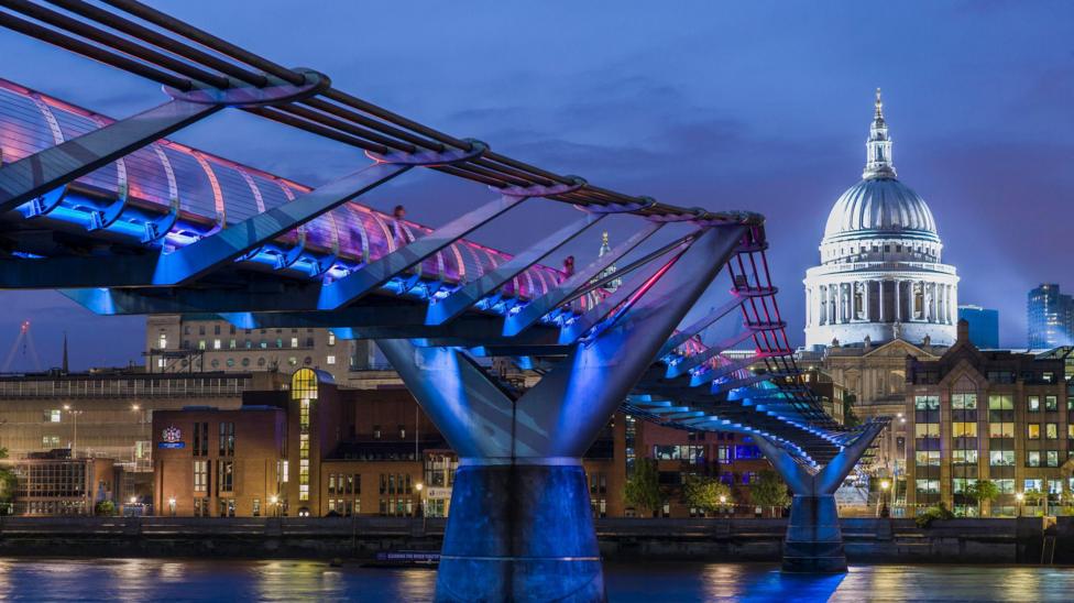 Twenty of London's most famous bridges, from Tower to Twickenham - BBC News