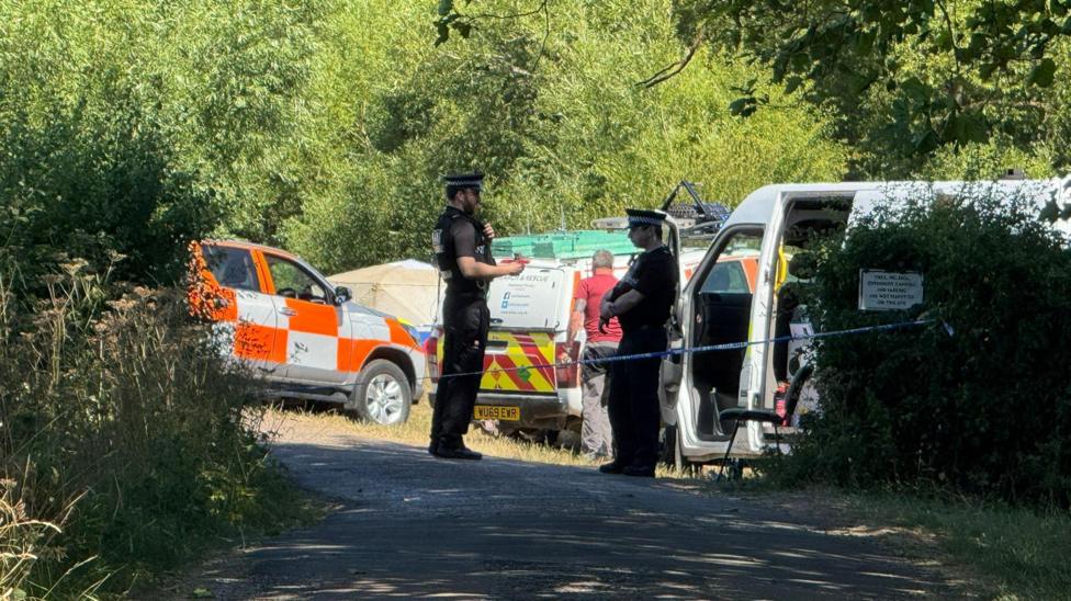 Body found in search for man missing in River Thames near Oxford - BBC News