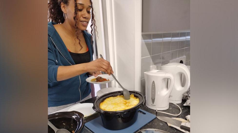 Sutton's slow cooker club teaches families to make healthy meals - BBC News