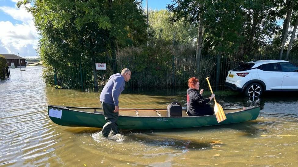 In pictures: Flooding hits Northamptonshire after heavy rain - BBC News