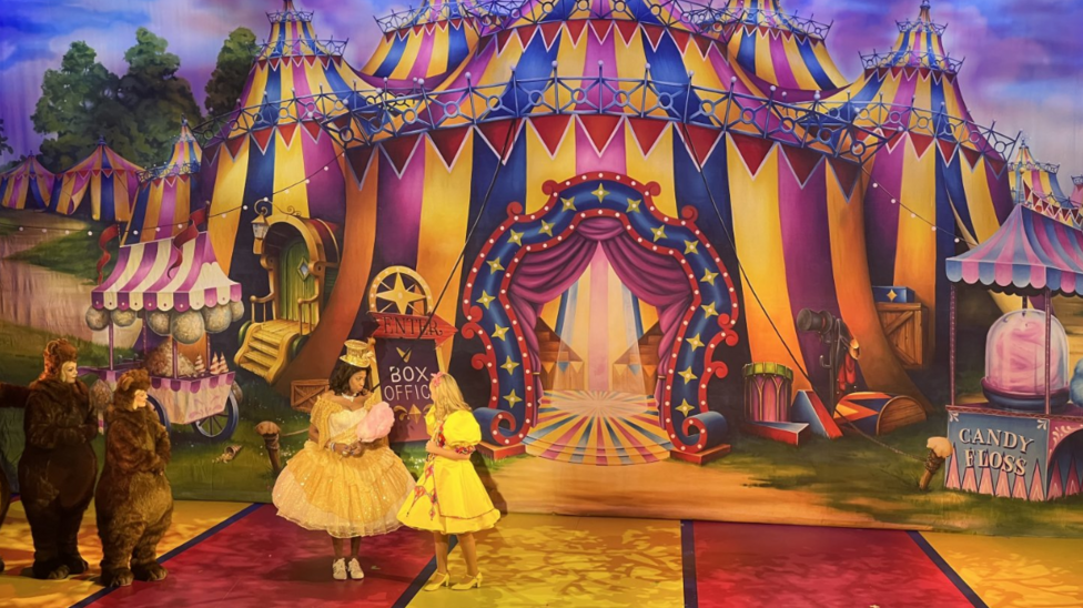 Bristol Hippodrome brings 'joy' to city with Goldilocks panto - BBC News