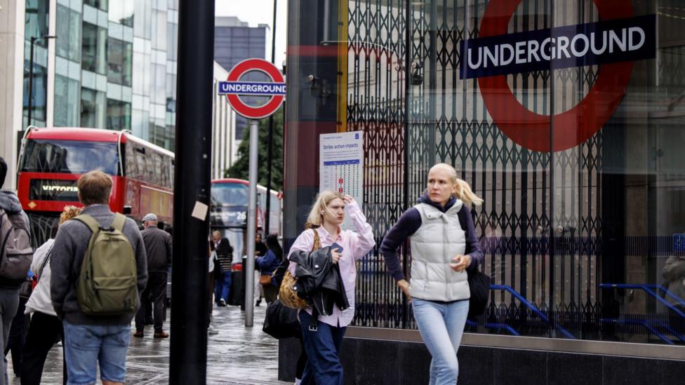 Tube strikes averted as RMT and TfL agree three-year pay deal - BBC News