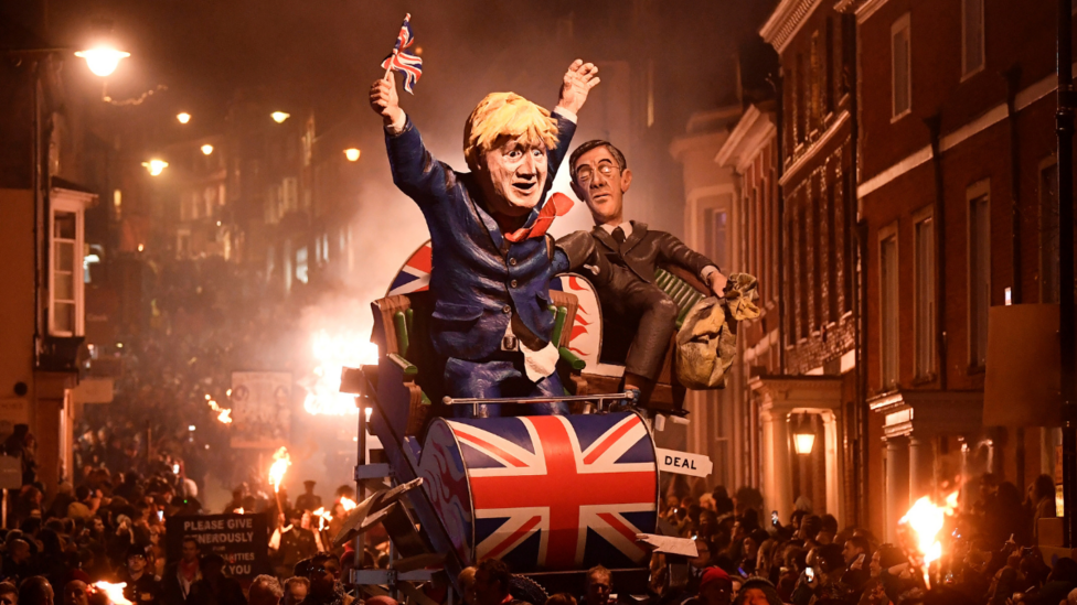 Lewes Bonfire: Crowds line streets as processions begin - BBC News