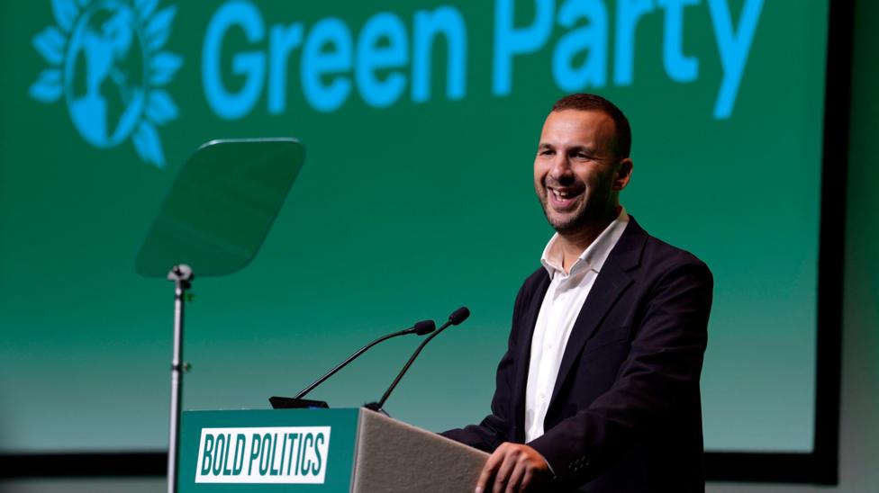 Two of Swindon's Labour councillors defect to Green Party - BBC News