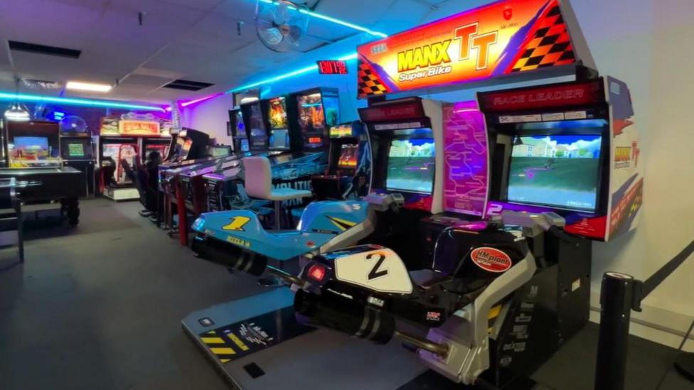 Retro arcade in Salisbury to shut at end of the month - BBC News