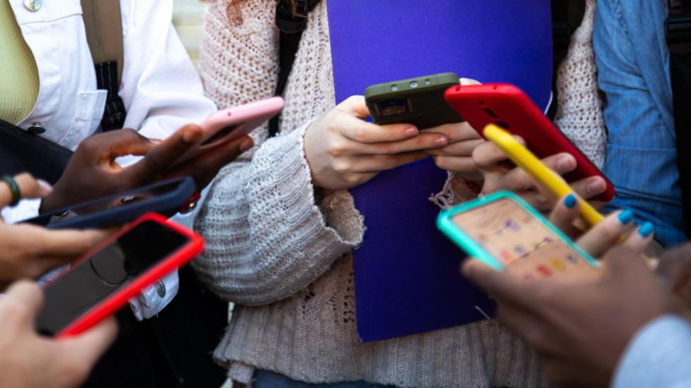 EE to launch phone plans which restrict internet for teens - BBC News