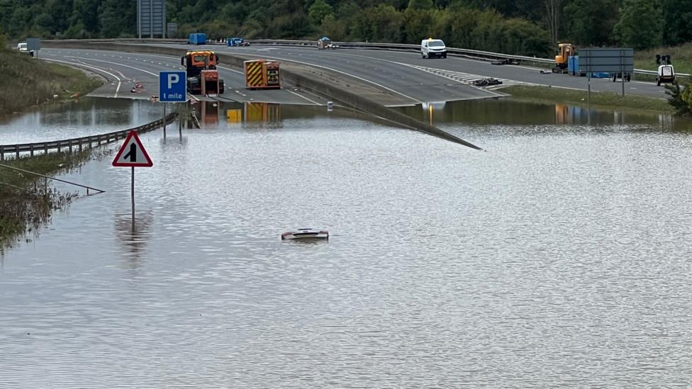 Villages near Bedford close bridges due to flooding - BBC News