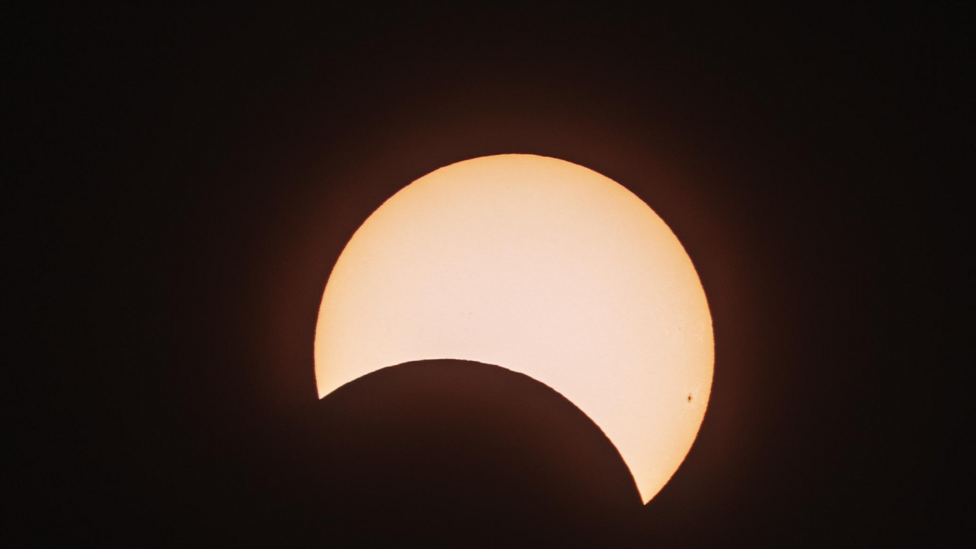 Partial eclipse enjoyed across West Midlands - BBC News