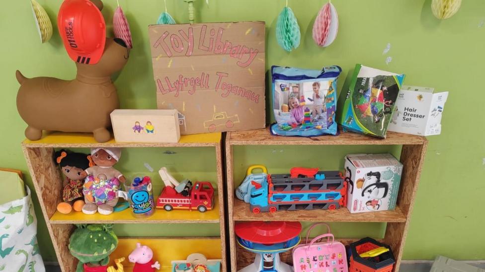 Toy libraries would help struggling families, say campaigners - BBC News