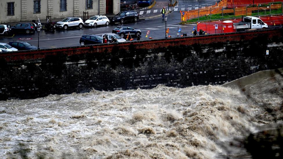 Florence and Pisa on alert as flooding hits northern Italy - BBC News