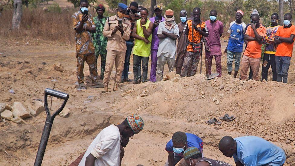 Gang raids in Nigerian villages leave dozens killed - BBC News