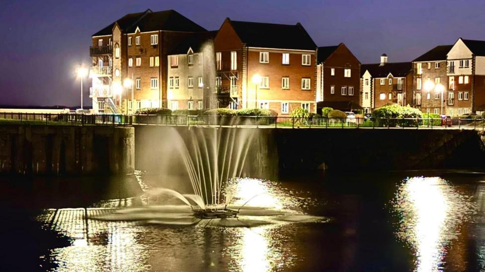 'Impressive' Hull water fountain will improve water quality - BBC News