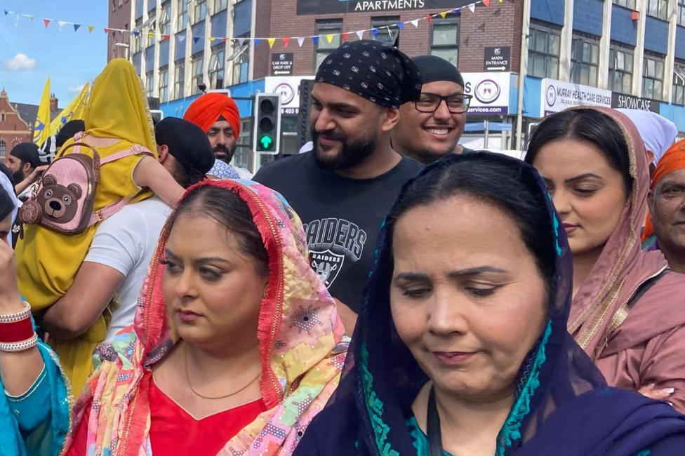 Thousands join parade through Leicester to mark Sikh festival - BBC News
