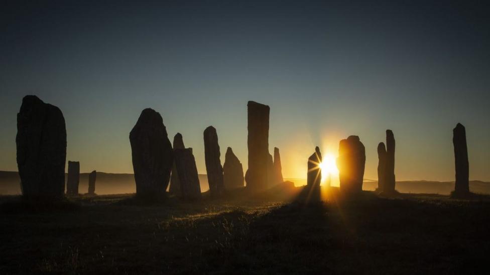 Perseid meteor shower pictured over Stonehenge - BBC News