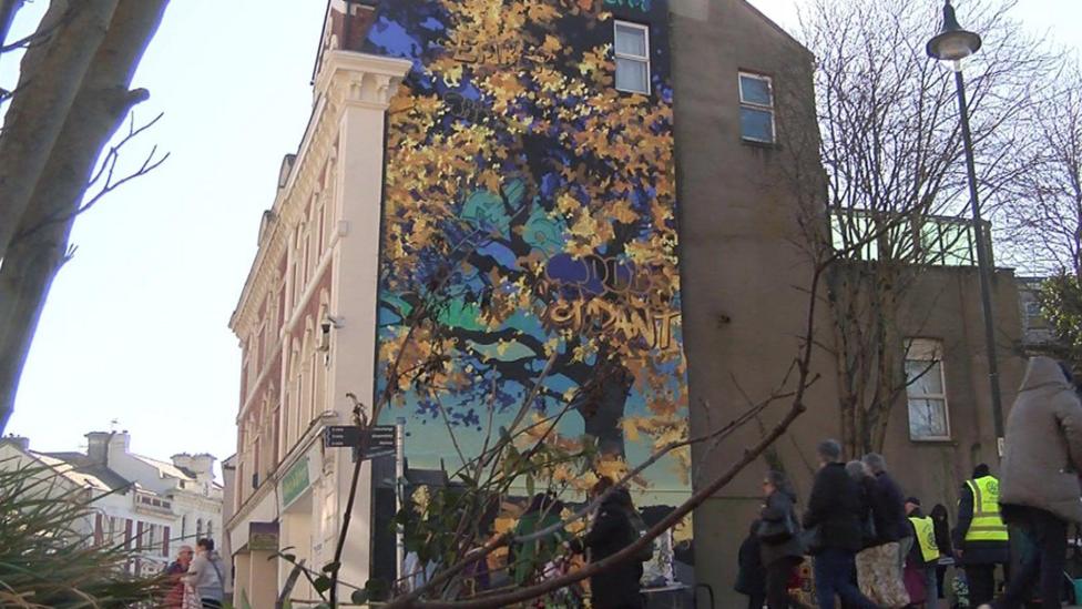 Newton Abbot tree mural reflects relationships with nature - BBC News