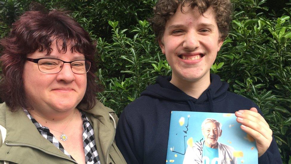 Sir Ian McKellen's run of 80 shows ends in Orkney - BBC News