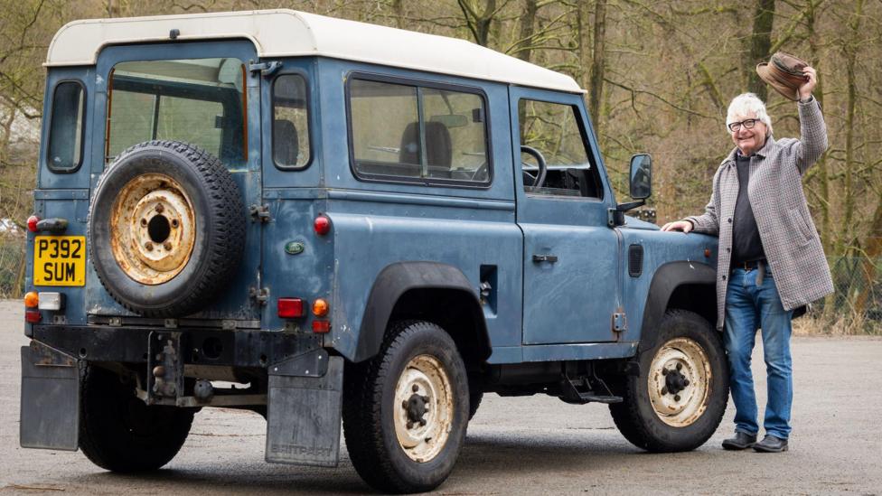 Vera's Land Rover from detective show goes on display - BBC News