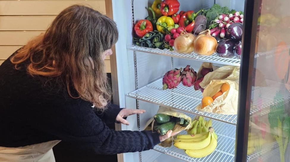 New community fridge aims to reduce food waste in Derby - BBC News