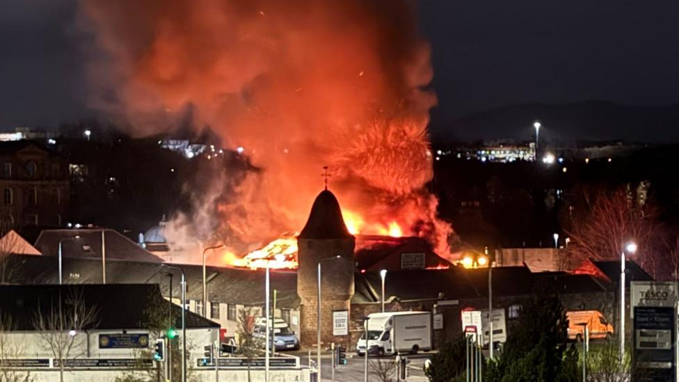 Fire crews tackle blaze at storage warehouse in Musselburgh - BBC News