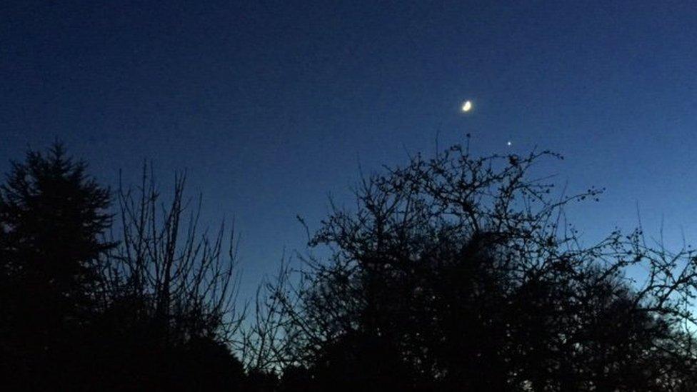 Stargazers spot glowing Venus and Moon - BBC News