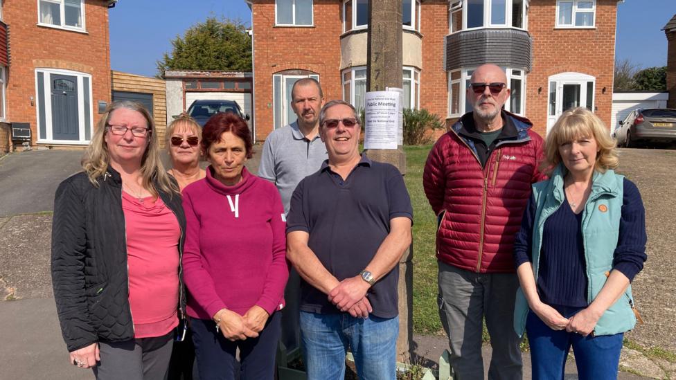 Redditch residents fight against National Grid mast plans - BBC News