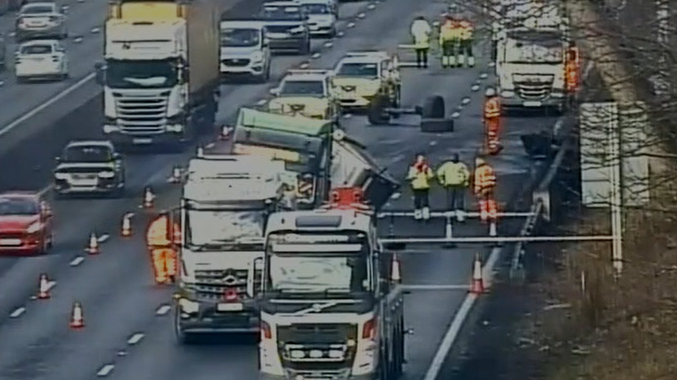 M6 closes between Stafford and Cannock after lorry crash - BBC News