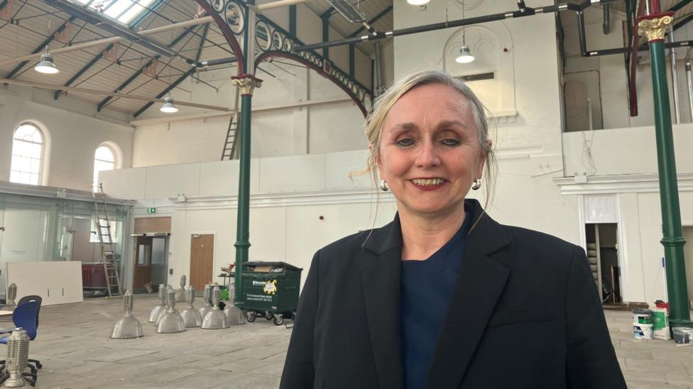 Stalybridge Civic Hall restoration completed - BBC News