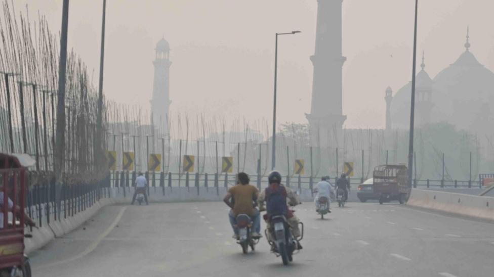 Lahore smog: Pollution hits record levels in Pakistan city - BBC News