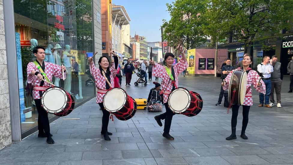 Liverpool Uniqlo: Hundreds queue as fashion giant opens in city - BBC News