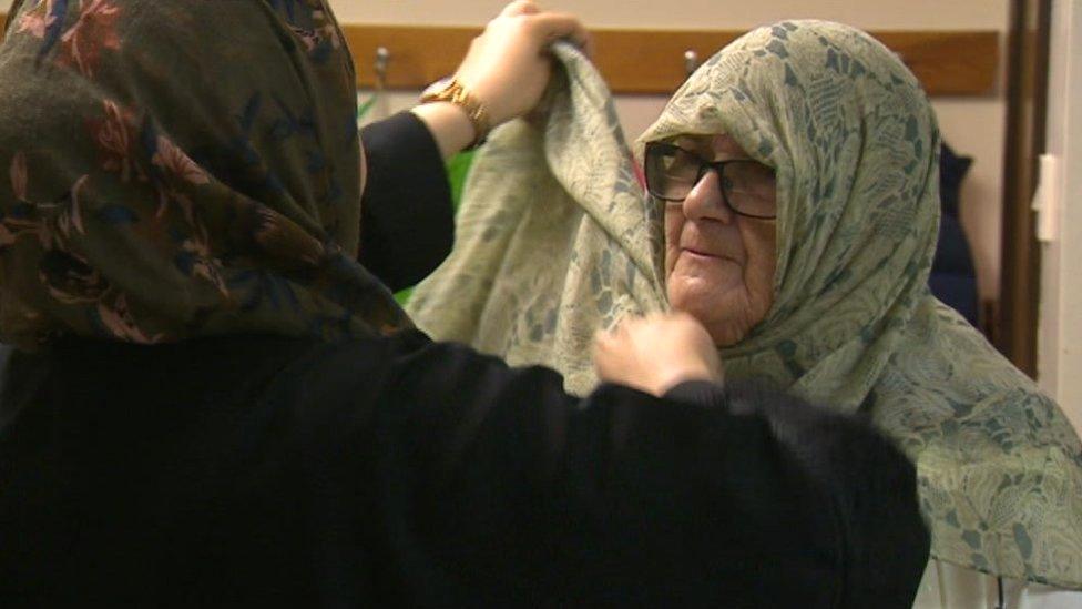 Graffiti-hit Thornaby Mosque attracts hundreds showing support - BBC News
