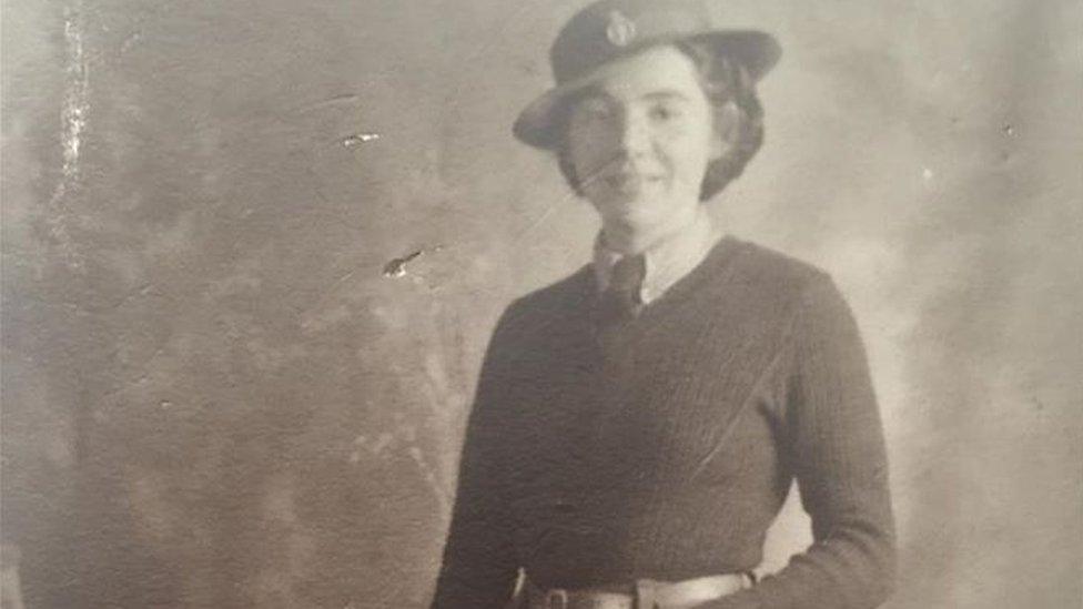 Thirsk woman, 99, to stand 100 times for son's hospice - BBC News