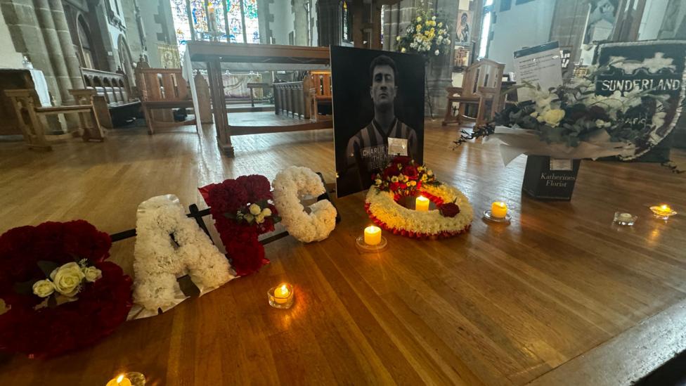Sunderland players say farewell to Charlie Hurley - BBC News