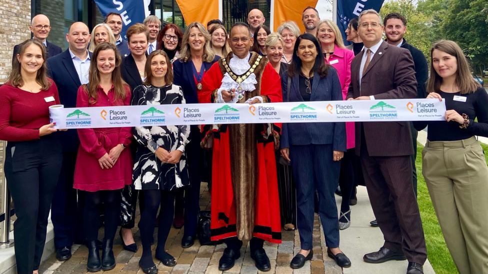 Staines: 'Teething problems' hit Eclipse Leisure Centre - BBC News