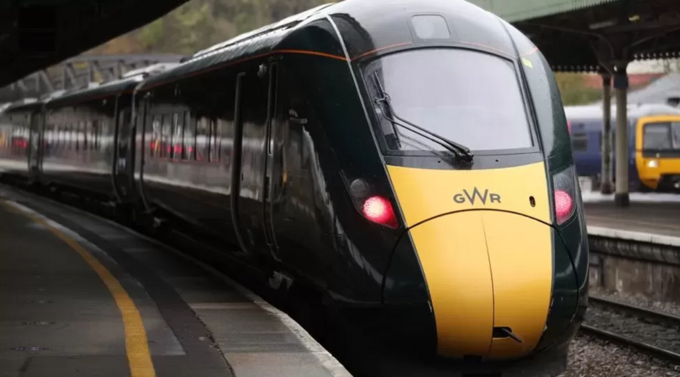 Smaller GWR replacement trains 'causing overcrowding' - BBC News