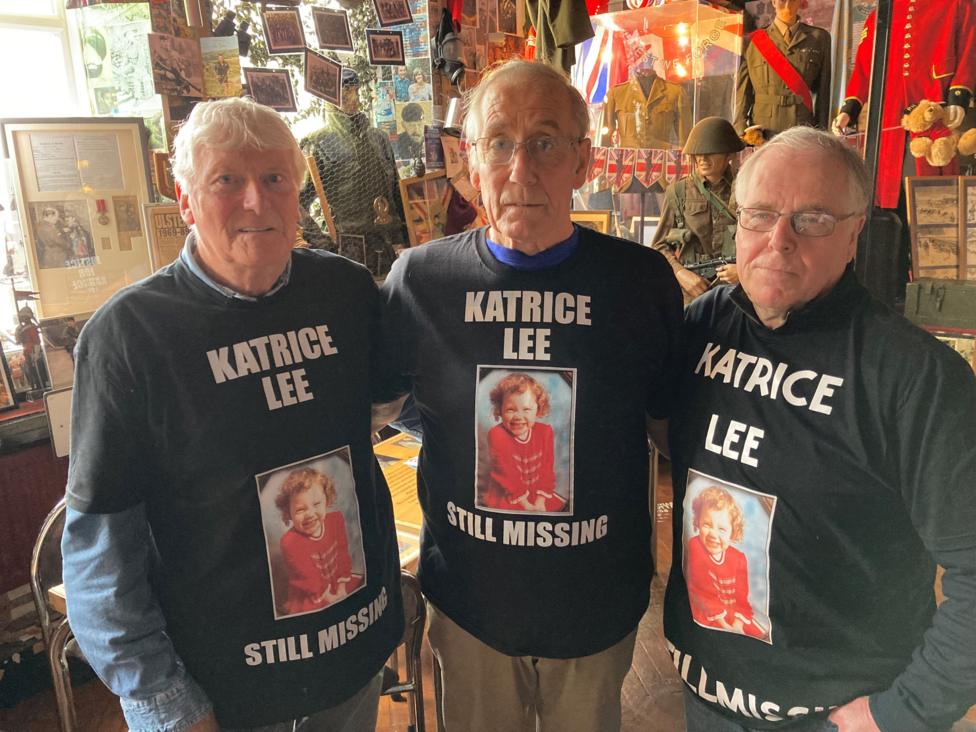 Missing Katrice Lee's dad takes protest to Downing Street - BBC News