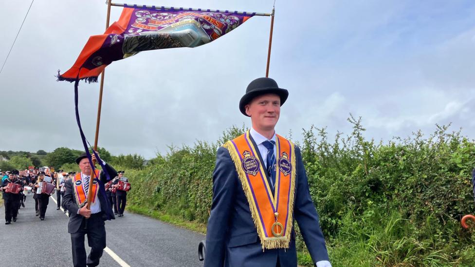 Rossnowlagh: Thousands attend Orange Order parade in Donegal - BBC News