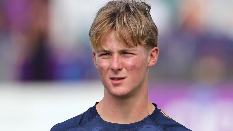 Charlie Allison: Essex batter signs new deal until 2026 - BBC Sport