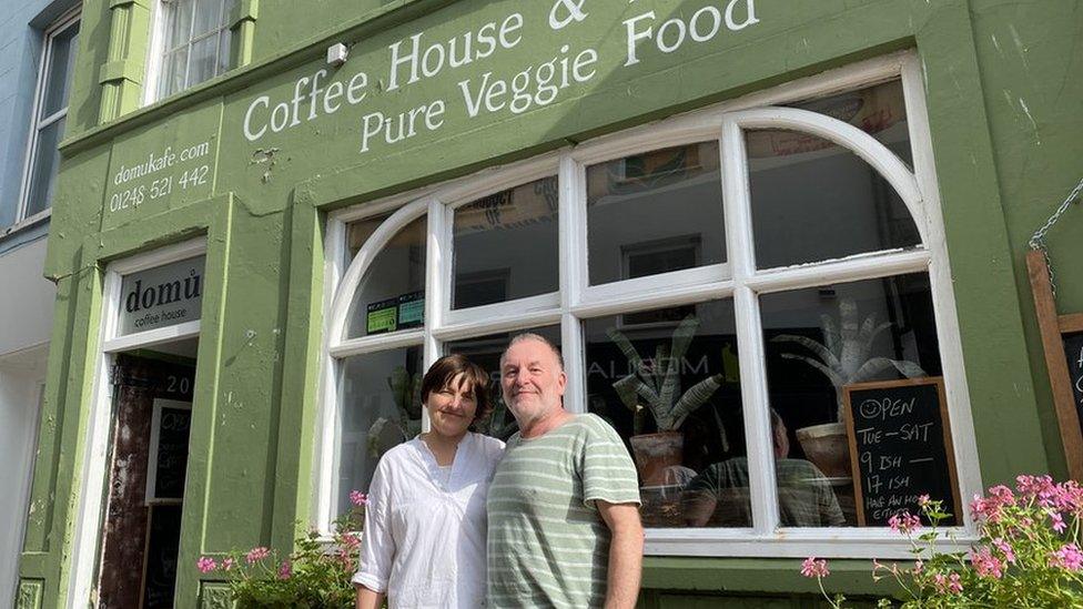 Cyn fasydd The Smiths a'i gaffi ym Mangor - BBC Cymru Fyw