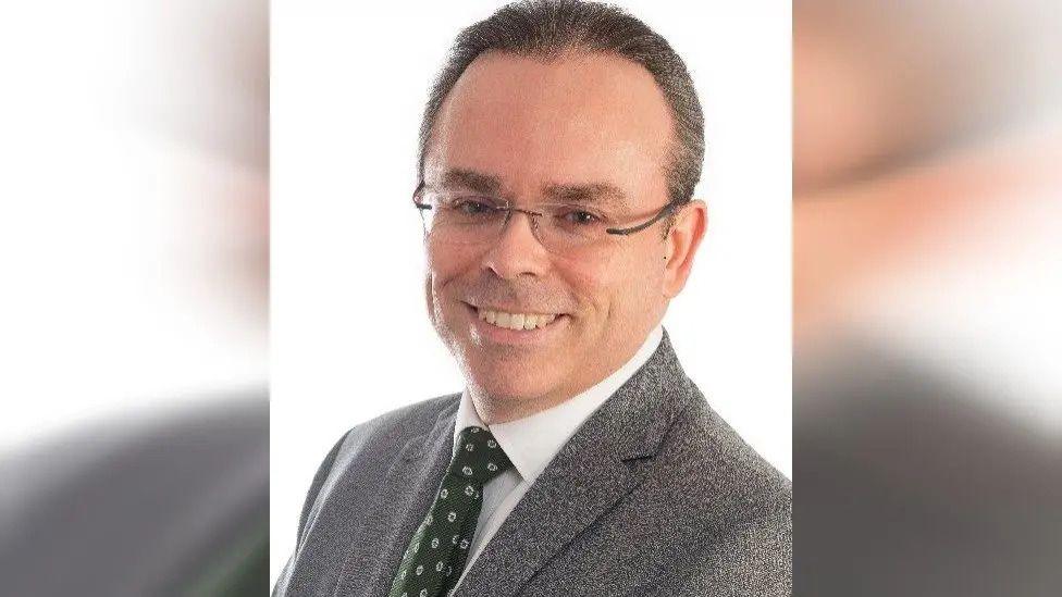 Recruiting staff 'biggest issue' says Somerset Council boss - BBC News