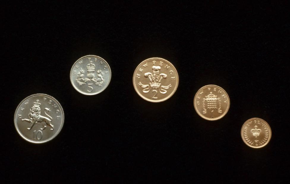 Decimal Day 1971: New coins replace pounds, shillings and pence - BBC