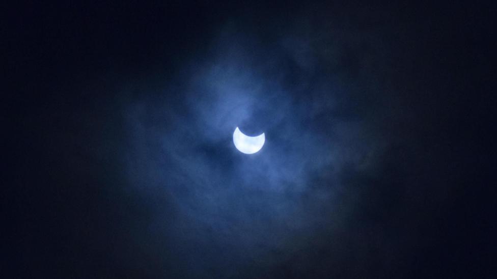 Partial solar eclipse enjoyed across Devon and Cornwall - BBC News