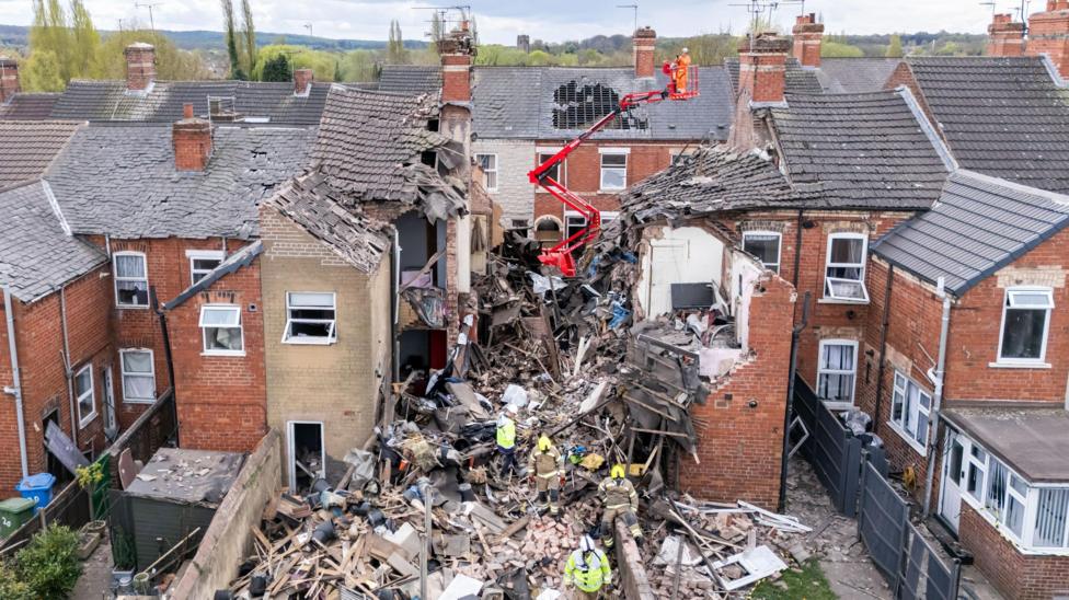 Worksop explosion: Probe continues after man dies in blast - BBC News
