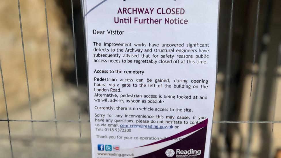 Reading Cemetery Junction arch shut for safety reasons - BBC News