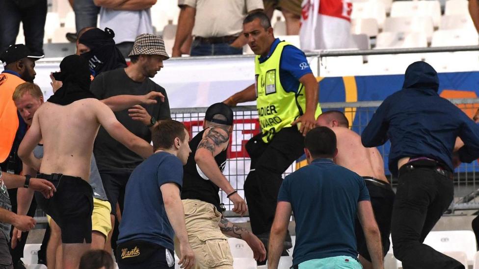 Euro 2016: Marseille clashes leave England fans in hospital - BBC News