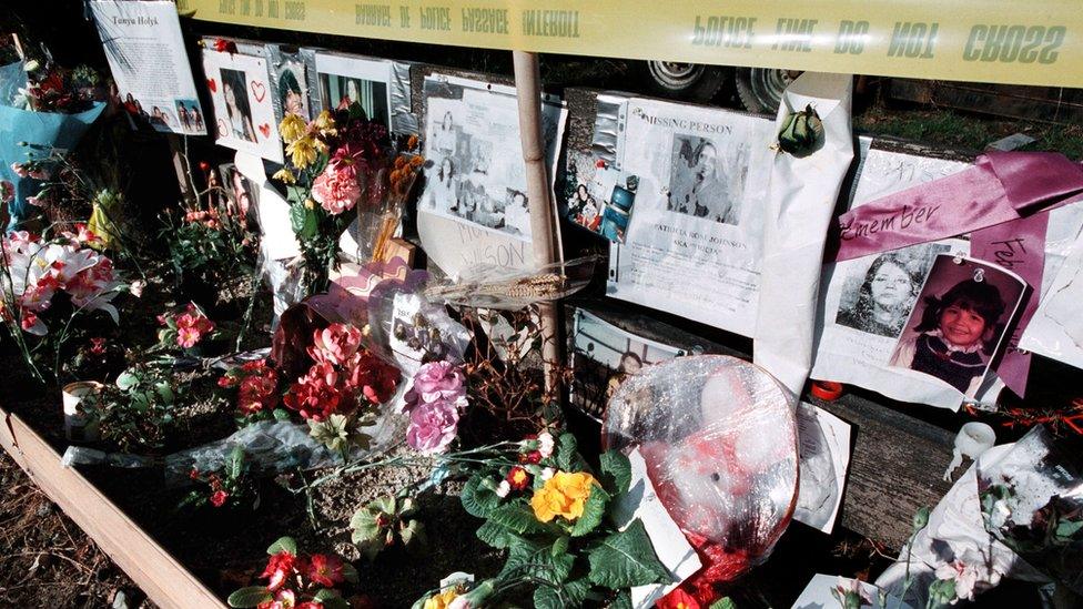Robert Pickton: Canadian serial killer book pulled from Amazon - BBC News