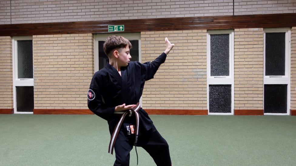 Karate: Drum & bass helps Sussex child champion to world title - BBC News