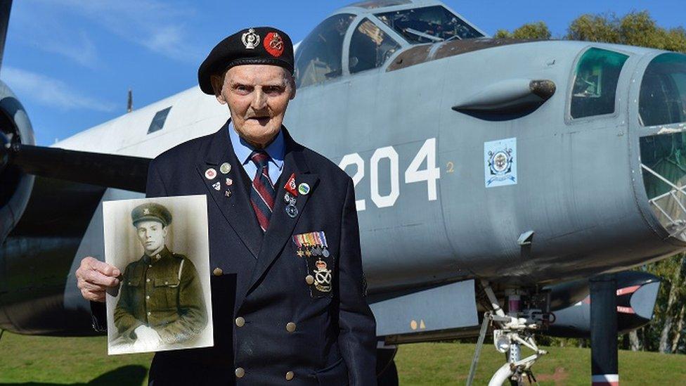 Tributes as WWII Desert Rat Les Cherrington dies aged 101 - BBC News