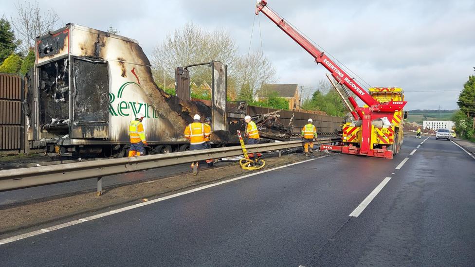 A34 at Oxford closed for repairs after lorry fire - BBC News